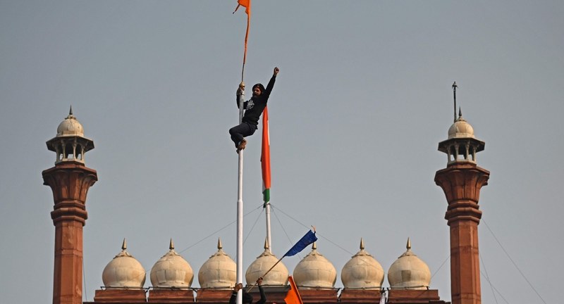 In pictures: Indian farmers enter Delhi's Red Fort as protests break ...