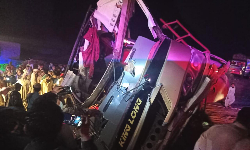 14 killed in highway tragedy near Uthal - Pakistan - DAWN.COM