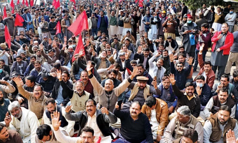 Power workers continue protest against privatisation - Newspaper - DAWN.COM