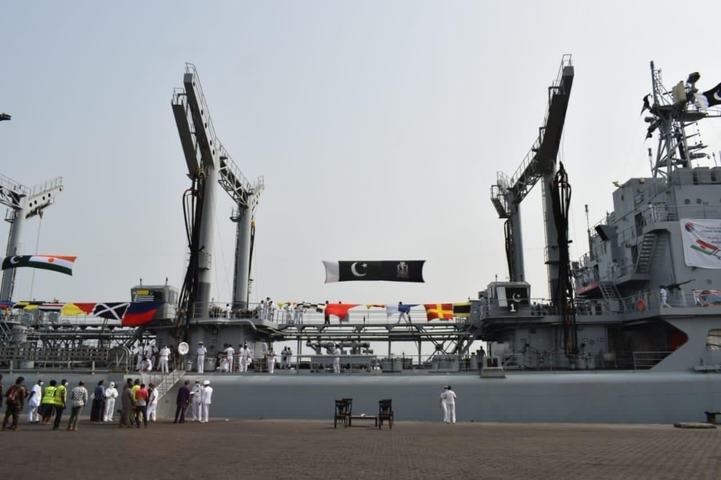 PN ship returns after relief mission in Africa - Pakistan - DAWN.COM