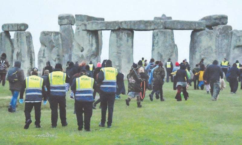 Crowds gather at Stonehenge for solstice despite advice - World - DAWN.COM