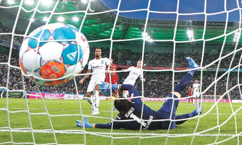 Lewandowski rescues champions at Gladbach in season opener - Newspaper ...