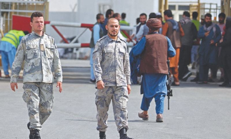 Afghan police return to work alongside Taliban at airport - Newspaper ...