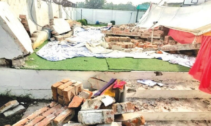 Two die, 20 injured in school wall collapse - Newspaper - DAWN.COM