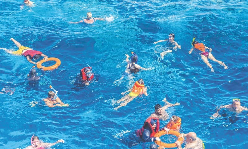 Russian tourists flock back to Egypt’s Red Sea resort - Newspaper ...