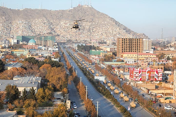 Taliban show off US-made weapons at military parade - Newspaper - DAWN.COM