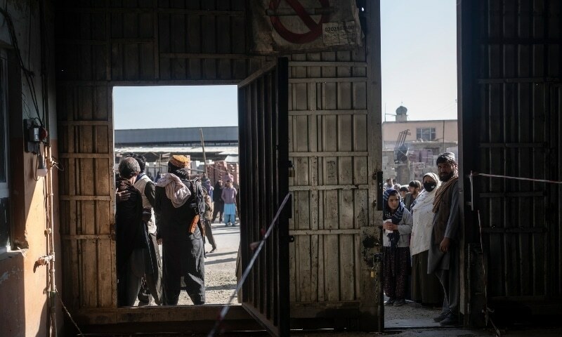 Afghan Taliban begin paying salaries to govt employees - World - DAWN.COM