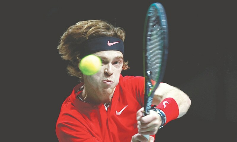 Medvedev puts Russians back in Davis Cup semis - Newspaper - DAWN.COM