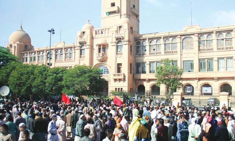 KMC workers, pensioners stage sit-in for dues - Pakistan - DAWN.COM