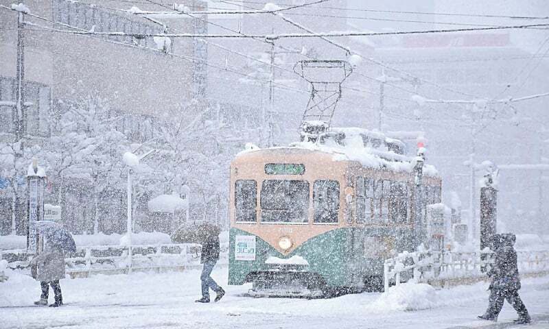 Heavy snow causes travel chaos in Japan - World - DAWN.COM
