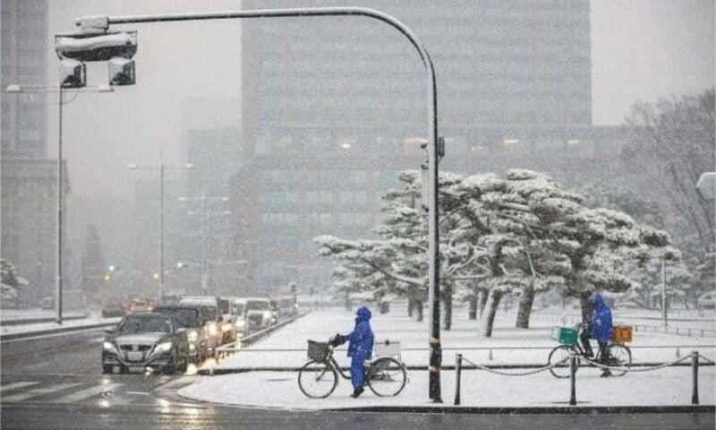 Tokyo shivers under unusually heavy snowfall - World - DAWN.COM
