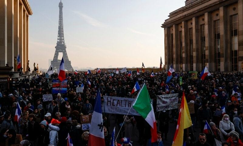 Protesters hit French streets to fight new vaccine pass - World - DAWN.COM