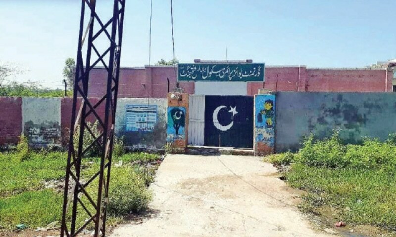 Dilapidated school building poses threat to students - Newspaper - DAWN.COM