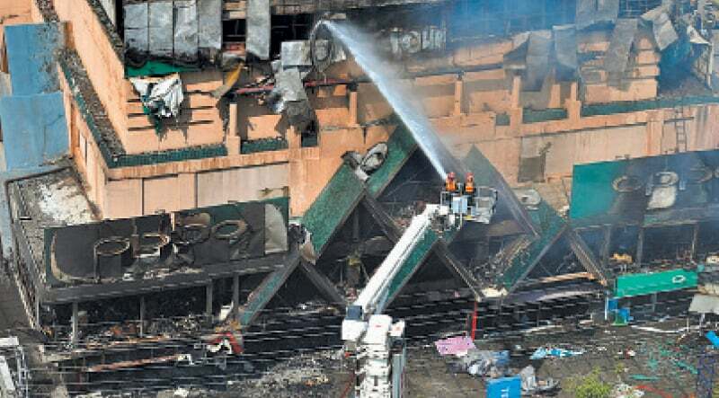 Lahore's Pace shopping mall gutted by inferno - Pakistan - DAWN.COM