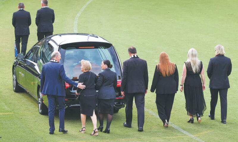 Warne’s family and friends say goodbye at private funeral - Newspaper ...