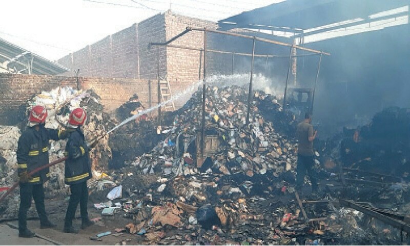 Cardboard warehouse gutted by fire - Newspaper - DAWN.COM
