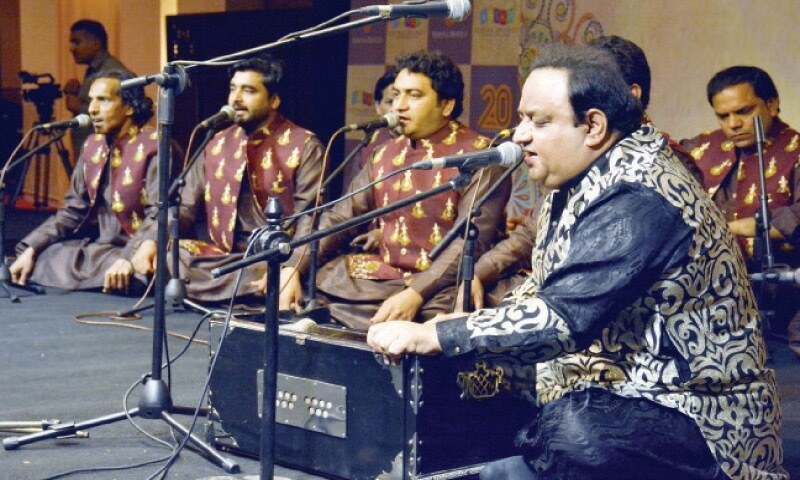 Imran Aziz Mian mesmerises audience with soulful Qawwalis - Newspaper ...
