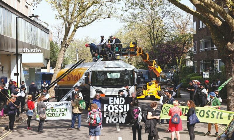 Climate activists disrupt traffic in London, Paris - Newspaper - DAWN.COM
