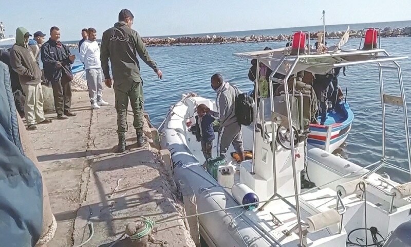 Four migrant boats capsize off Tunisia; 17 drown - Newspaper - DAWN.COM