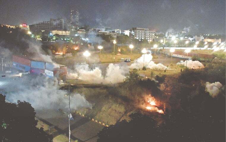 Army called in as PTI marchers advance on Red Zone - Newspaper - DAWN.COM