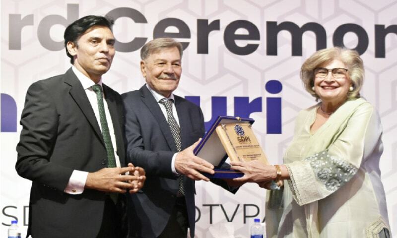 Nasreen Kasuri gets Living Legend Award - Newspaper - DAWN.COM