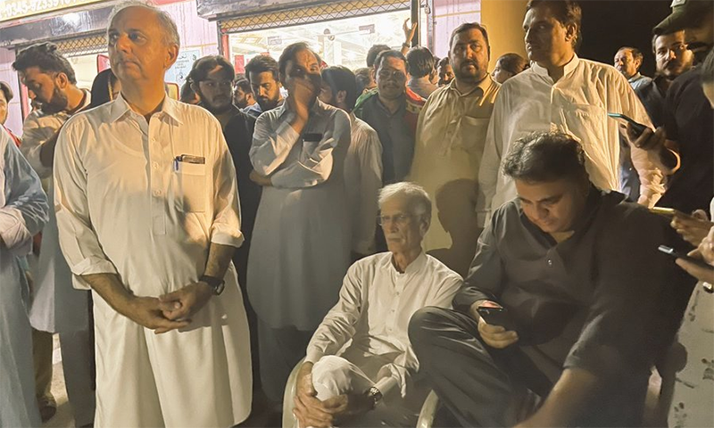 پی ٹی آئی نے عمران خان کی گرفتاری کو ریڈ لائن قرار دے دیا، کارکنان بنی ...