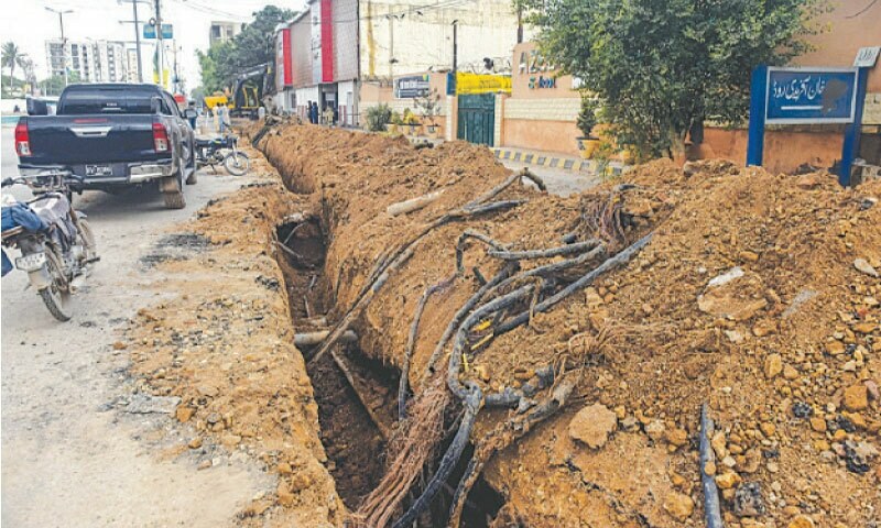 Residents uproot water line for private hospital in Karachi's North Nazimabad - Pakistan - DAWN.COM