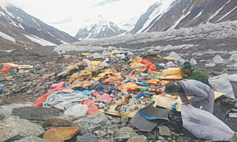 The rising ‘garbage mountain’ atop mighty K2 - Newspaper - DAWN.COM