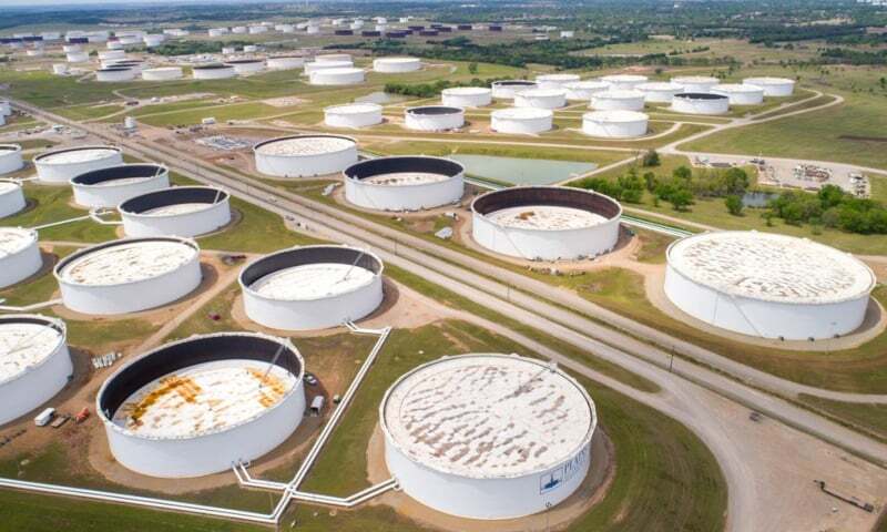 Oil tumbles on bearish US economic data - Newspaper - DAWN.COM