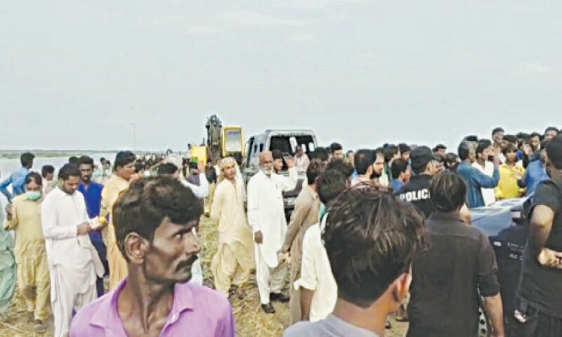 Enraged villagers stop officials from breaching LBOD dyke - Pakistan ...