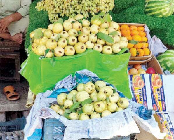 Famous Kohat guava variety arrives in markets - Newspaper - DAWN.COM
