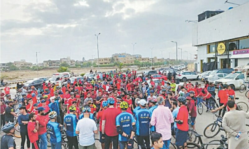 Hundreds of cycling enthusiasts in Karachi revel in early morning ...