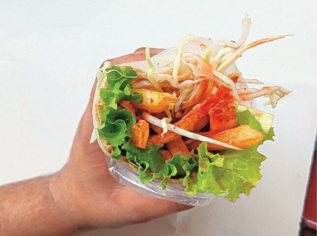 EPICURIOUS: THE MIGRANTS’ BURGER - Newspaper - DAWN.COM