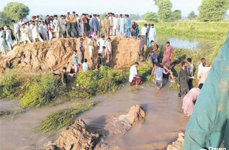 Crops inundated with water after canal breach - Newspaper - DAWN.COM