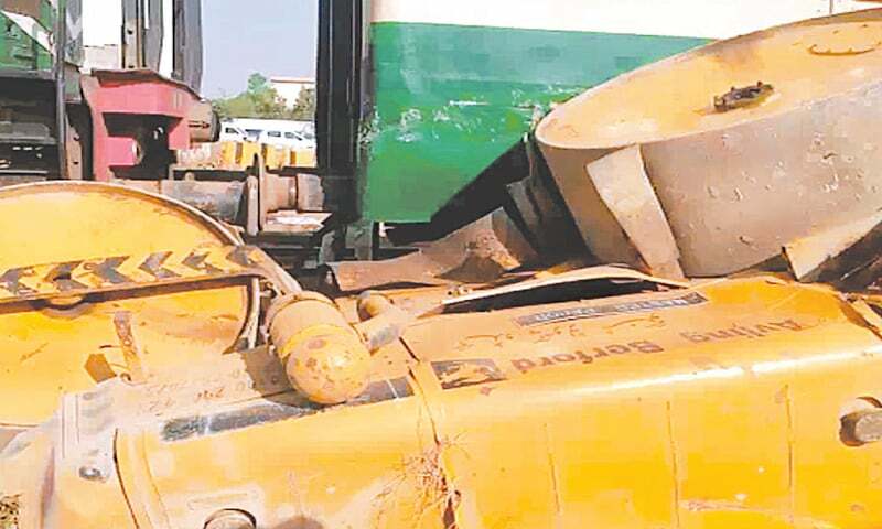 Road roller damaged after hitting train - Newspaper - DAWN.COM