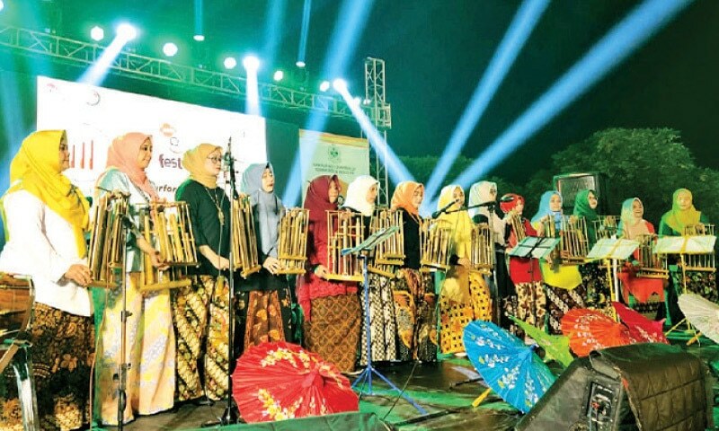 Visitors enthralled by traditional Indonesian music - Newspaper - DAWN.COM