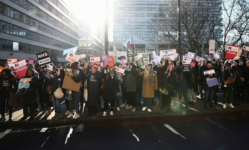 British nurses go on strike in bitter pay dispute - World - DAWN.COM