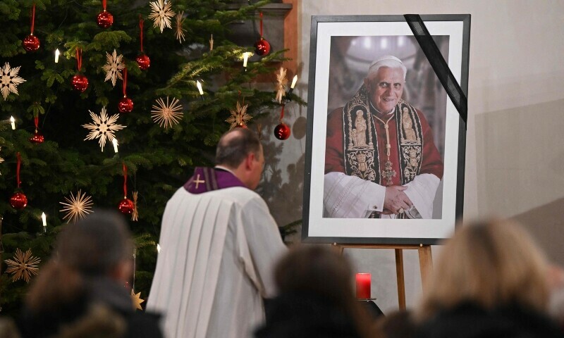 Pope hails ‘beloved’ Benedict as Vatican releases photos of his body ...