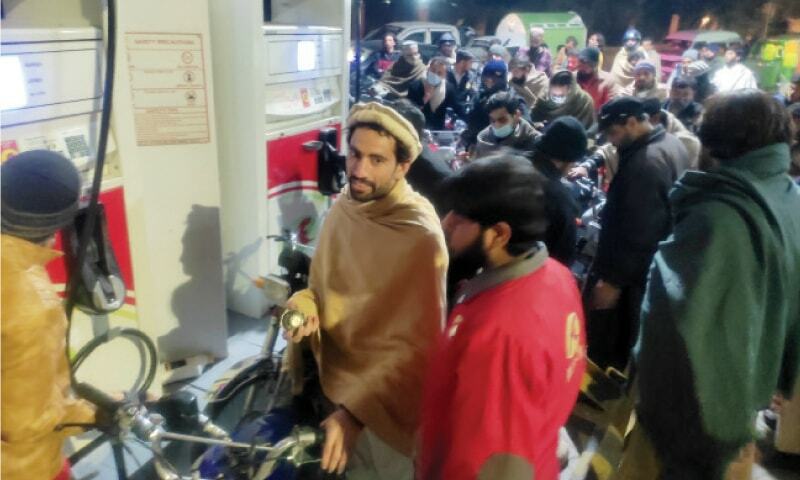 Long queues at filling stations over petrol shortage - Newspaper - DAWN.COM