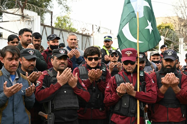 KP policemen take to streets in uniform against Peshawar suicide ...