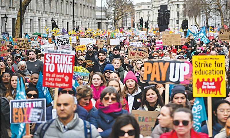 500,000 on strike in UK’s largest walkout in 12 years - World - DAWN.COM