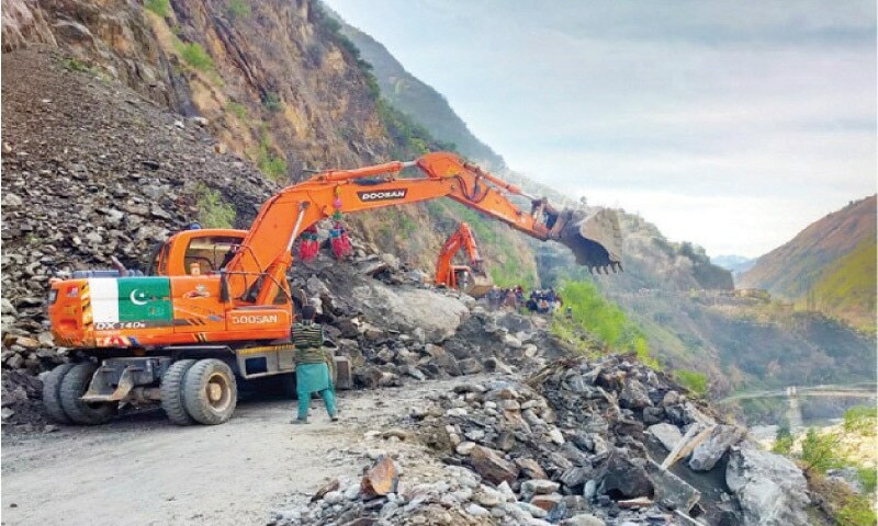 Passengers suffer as landslide blocks road in Bisham - Pakistan - DAWN.COM