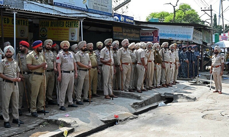 India arrests over 100 in manhunt for Sikh separatist - World - DAWN.COM