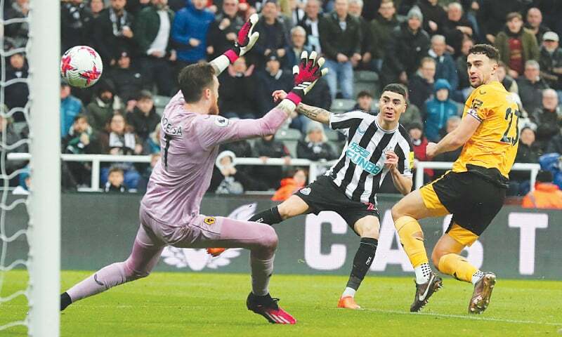 VAR under the spotlight as Newcastle beat Wolves - Newspaper - DAWN.COM