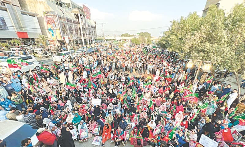 PTI protests police raid on Imran’s residence - Newspaper - DAWN.COM