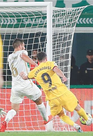 Lewandowski double helps Barcelona thrash Elche - Sport - DAWN.COM