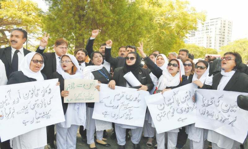Lawyers’ rally shows solidarity with CJP - Newspaper - DAWN.COM