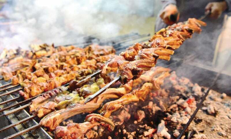 Food lovers throng Peshawar’s Namak Mandi on Eid - Newspaper - DAWN.COM