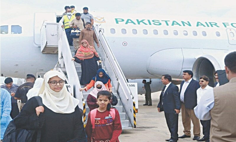 First batch of Pakistanis repatriated from war-torn Sudan - Pakistan ...