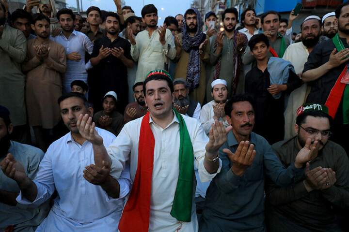 Pictures: PTI supporters celebrate in smoldering Peshawar - DAWN.COM